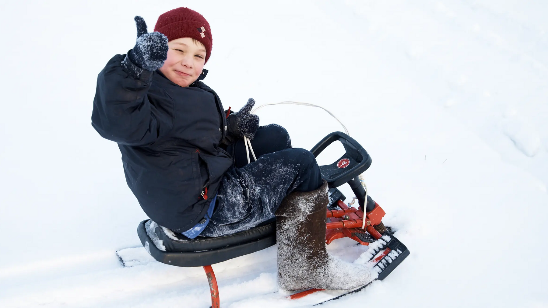 Skibob dla dzieci i dorosłych – jak uprawiać ten sport zimowy?