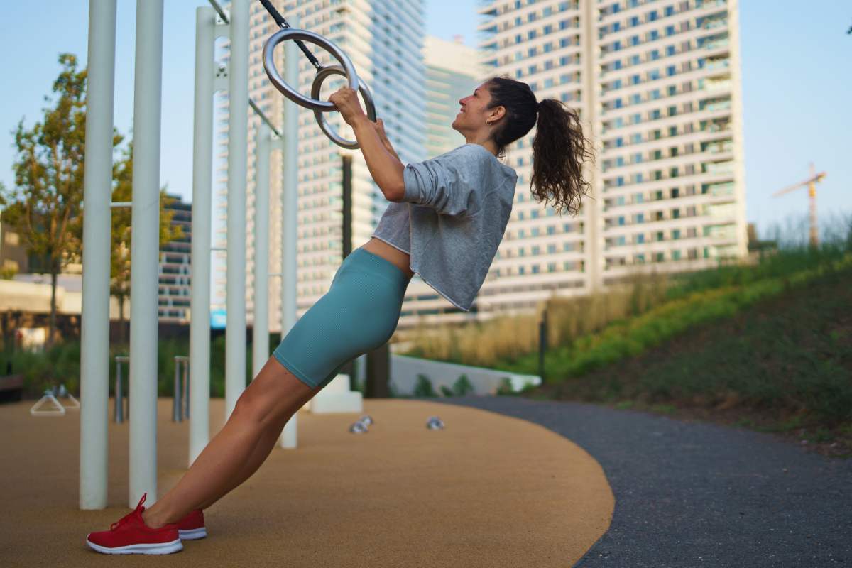 Ring Row – ćwiczenia na plecy, poznaj technikę i częste błędy