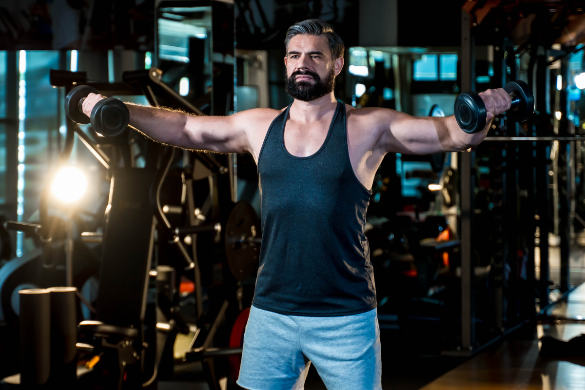 Wznosy bokiem (Poliquin Lateral Raise) – co to za ćwiczenie?