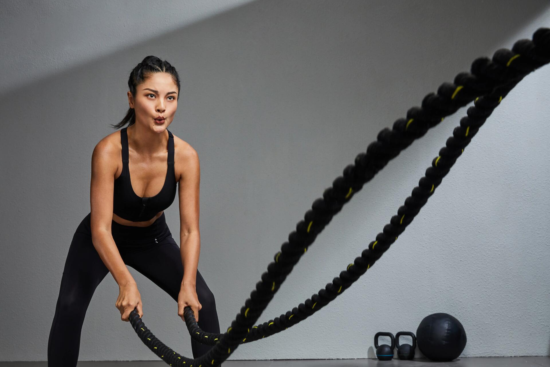 Trening z linami (battle rope) – co daje i jak wykonać ćwiczenia?