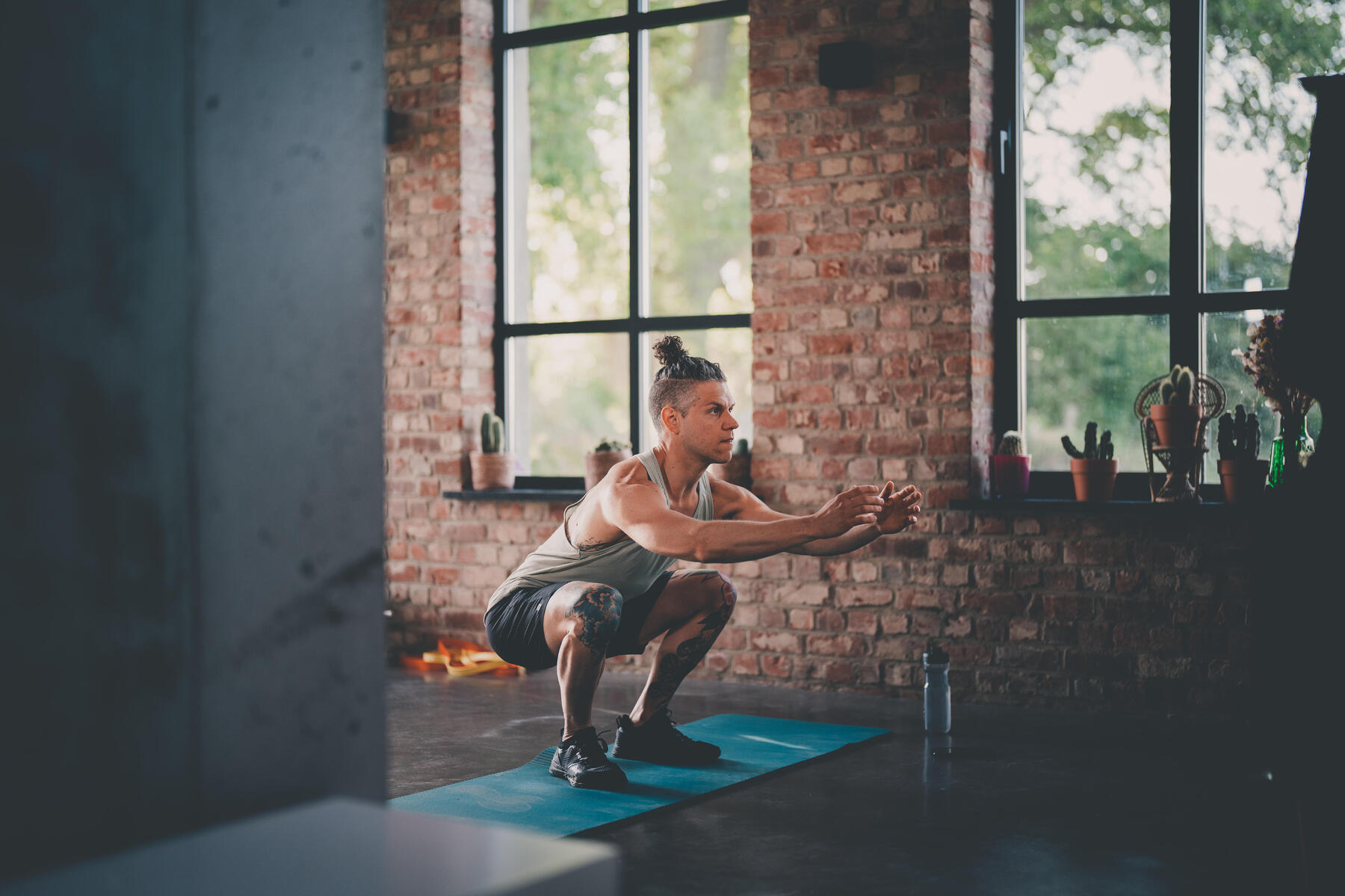 Zercher squat: jak wykonać przysiad Zerchera ze sztangą?