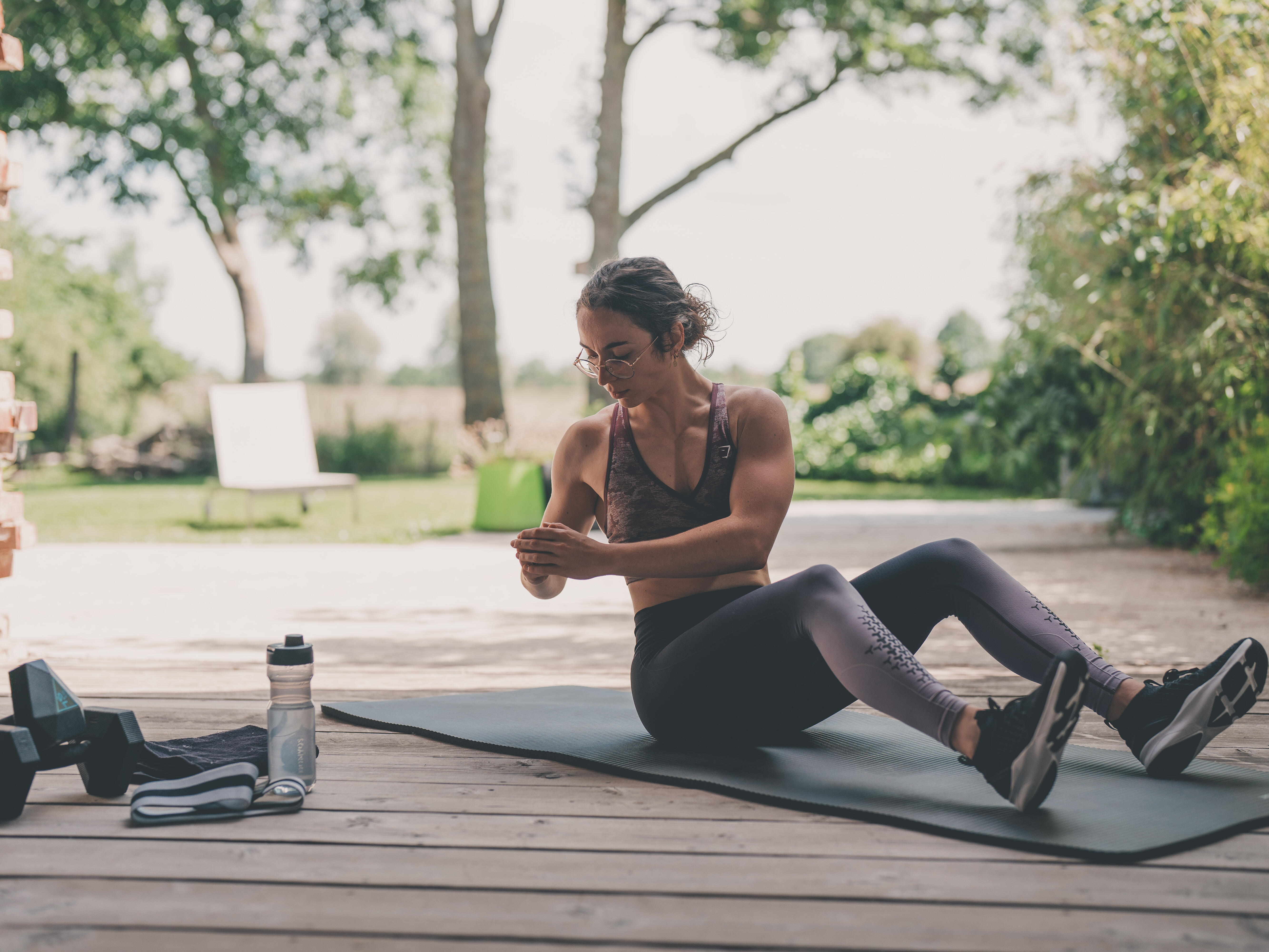 Trening ABS na płaski brzuch - na czym polega?