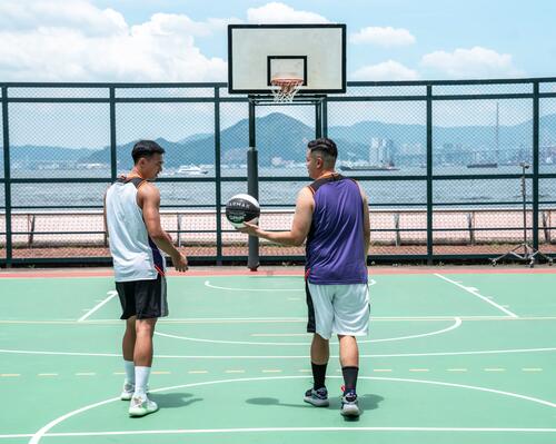 Netball – co to za sport? Co ma wspólnego z koszykówką?